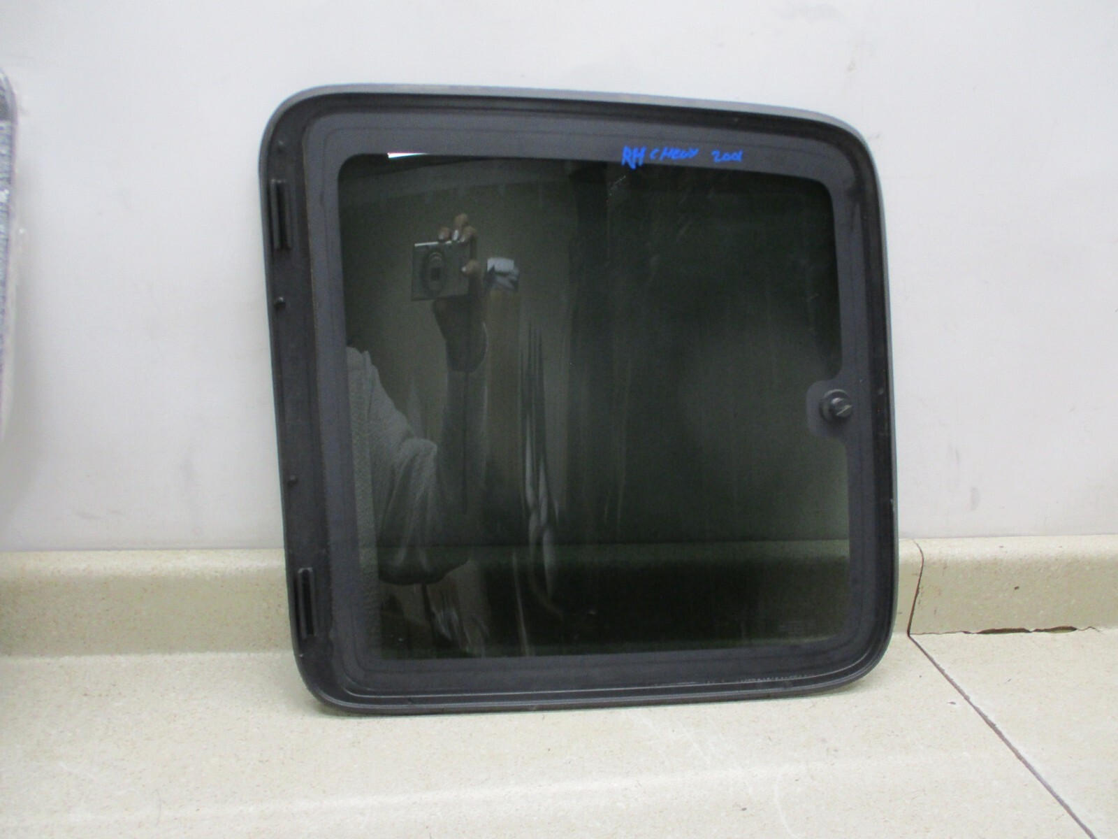 88939712 99 to 06 Silverado Sierra Ext Cab Rear Right Door Pop Out ...