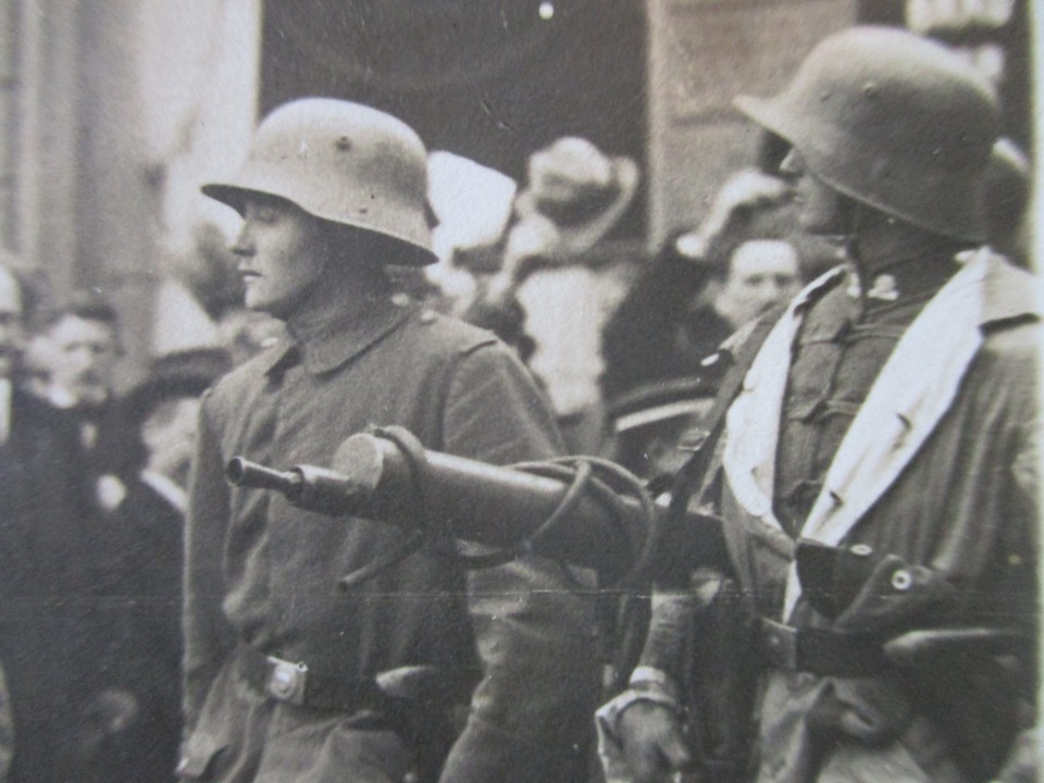 Postkarte München Revolution 1919 Freikorps Parade Soldaten Husaren ...