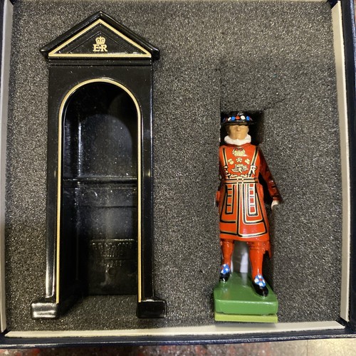 W. BRITAIN SENTRY BOX & BEEFEATER CEREMONIAL COLLECTION 00088 LEAD ...
