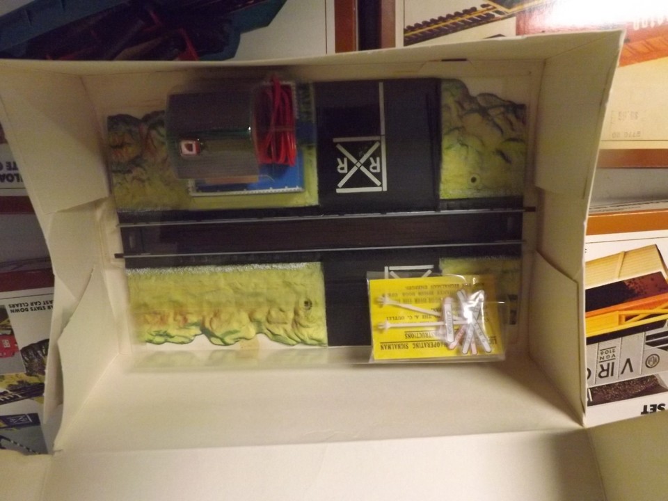 TYCO HO operating Accessories box car,log car. coal dump,2 crossing Lot ...