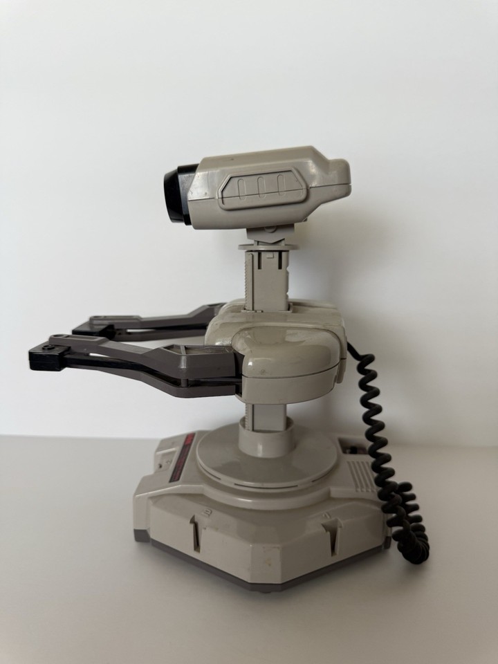 Nintendo R.O.B. Rob the Robot Robotic Operating Buddy NES-012 Powers On ...