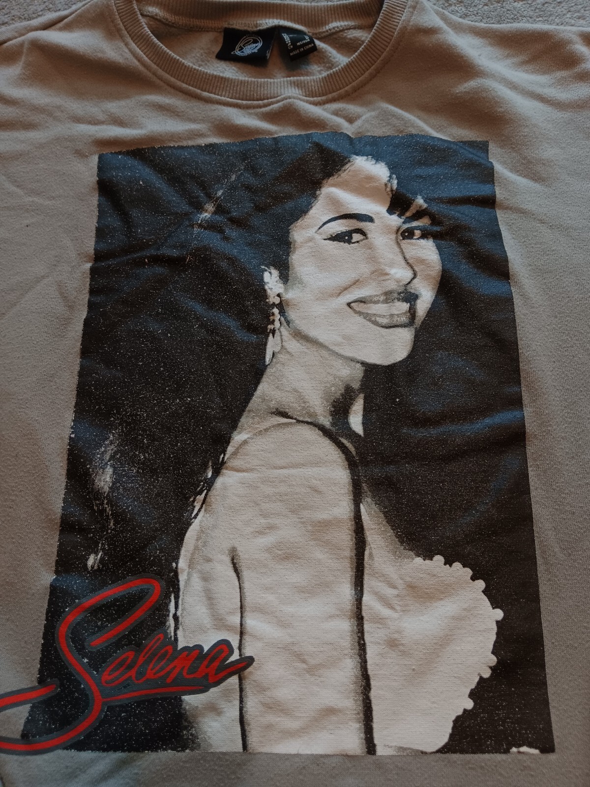 Official Merch Selena Quintanilla Beige Sweatshirt Si… - Gem