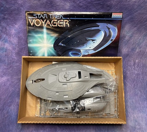 STAR TREK VOYAGER USS VOYAGER STARSHIP MODEL KIT NEW MONOGRAM NEW ...