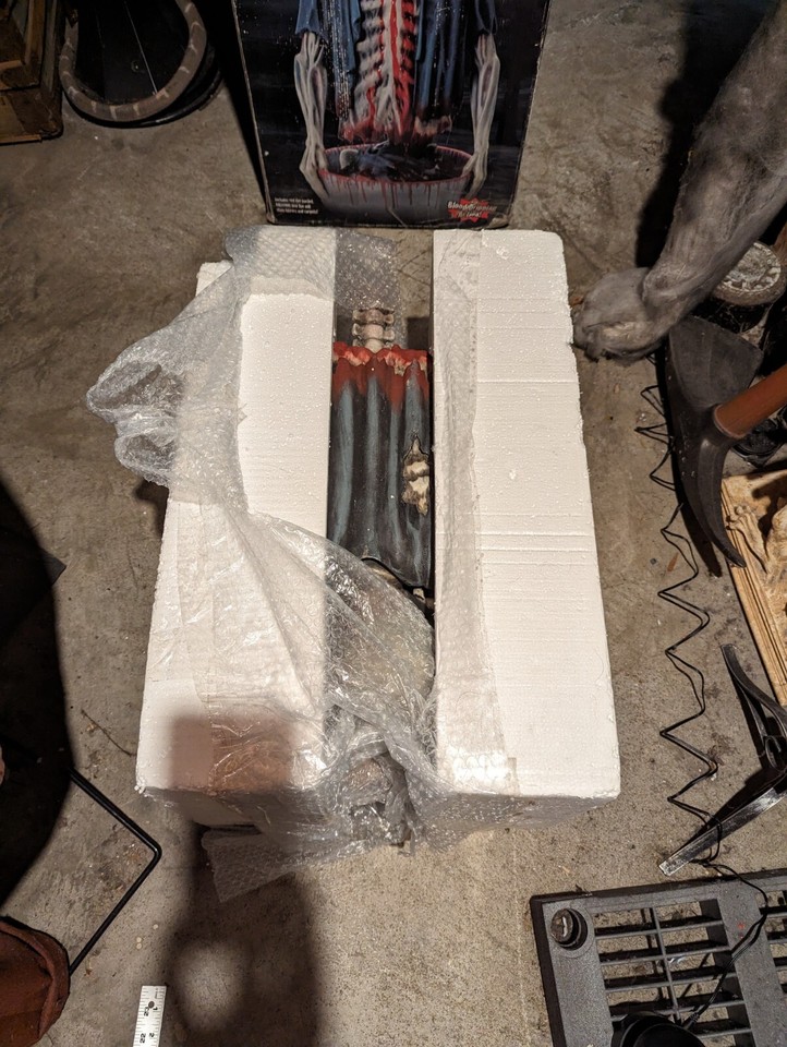 DAMAGED READ Spirit Halloween 2006 Bleeding Corpse Fountain Zombie ...