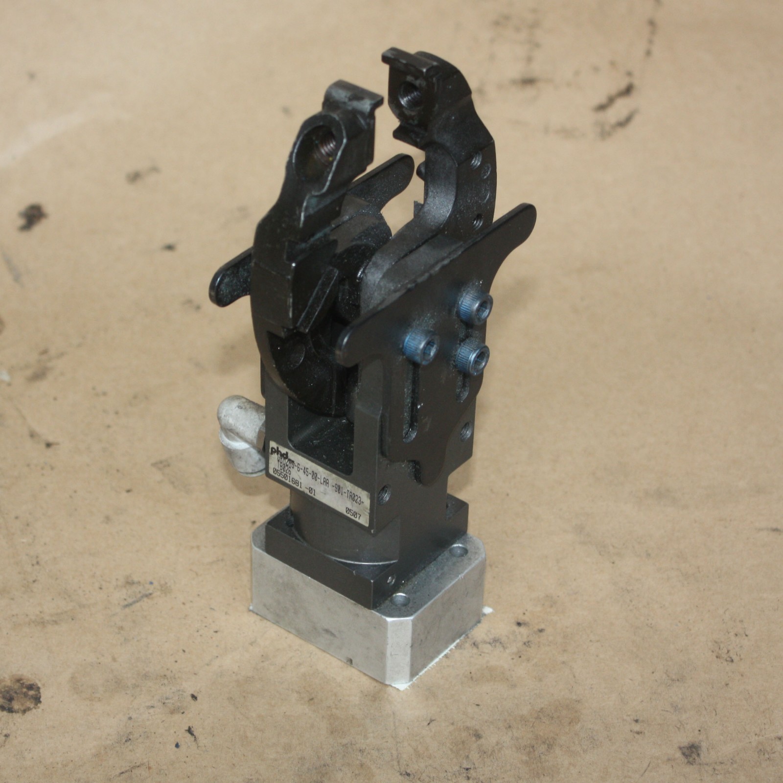 PHD Inc Pneumatic Robotic Sheet Grip Clamp Series GRM2SS-6-45-45-LAA ...