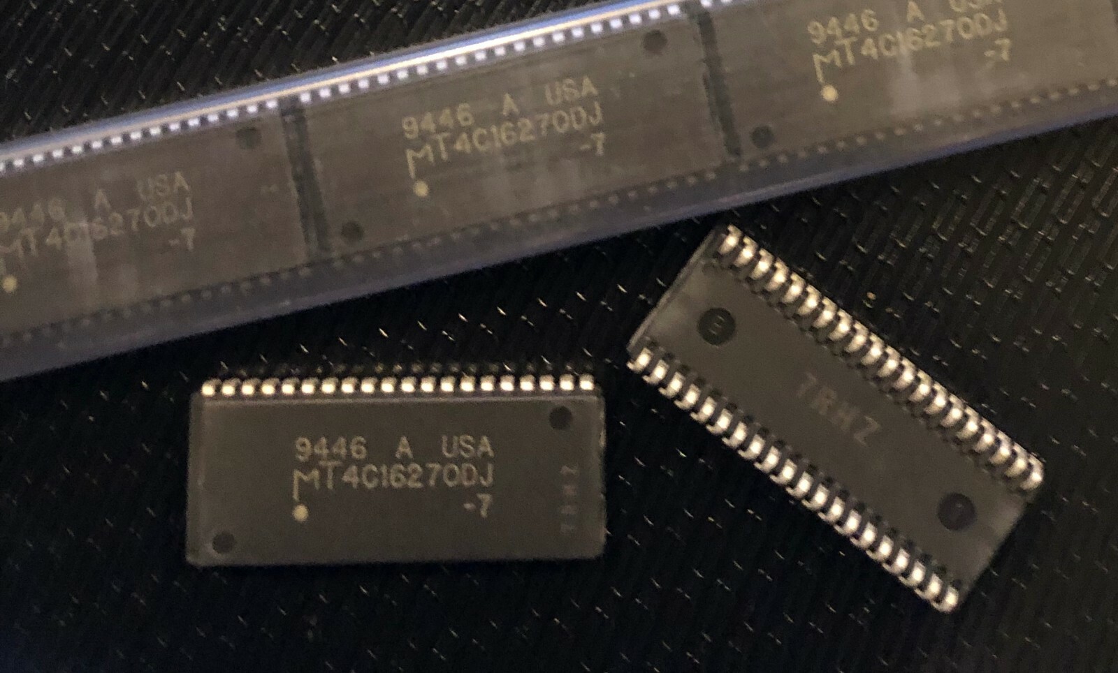 (1) MT4C16270DJ-7 MICRON EDO DRAM, 256KX16, 70ns, CMOS, PDSO40 **NEW ...
