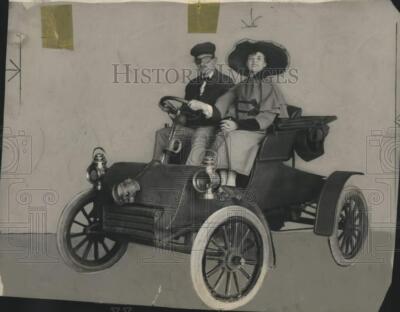 1928 Press Photo Ford 1902 and costumes of the owners of that day ...