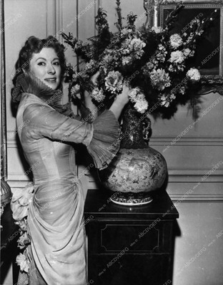 3104-12 candid Greer Garson arranging flowers behind the scenes 3104-12 ...