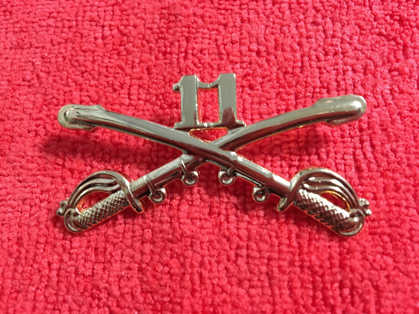 US ARMY 11TH CAVALRY CROSS SABRE'S HAT PIN SUITABLE FOR STETSON ...