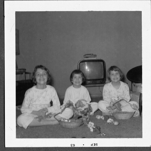 VINTAGE PHOTOGRAPH 1963 TV LITTLE GIRLS EASTER EGGS/BASKET/CANDY ...