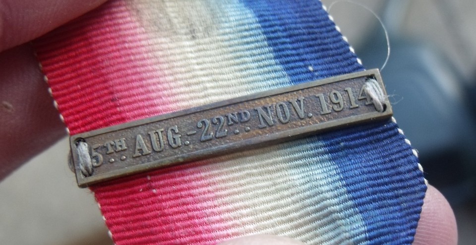 A GENUINE WW1 MONS STAR CLASP, BAR, 5TH AUG.-22ND NOV.1914. ON RIBBON ...