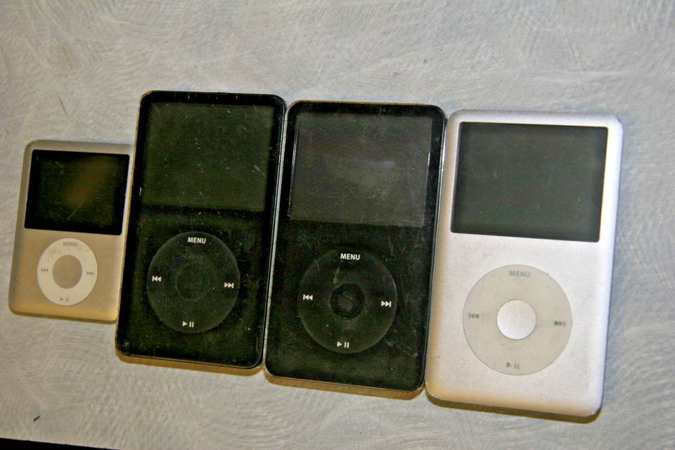 4 LOT Apple Ipods - AS IS - 120gb, 2 x30gb, 4gb. A1136, A1238, A2174 ...