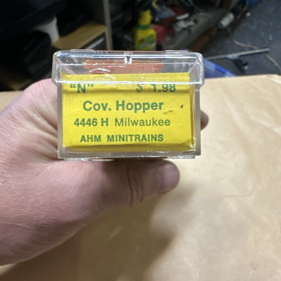 NEW AHM 4446 H N Scale Milwaukee Road MILW 98108 Covered Hopper Car (B4 ...