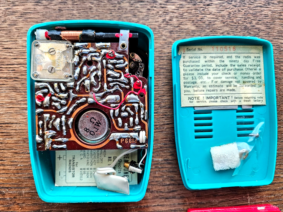 LOT OF THREE VINTAGE TRANSISTOR RADIOS | eBay