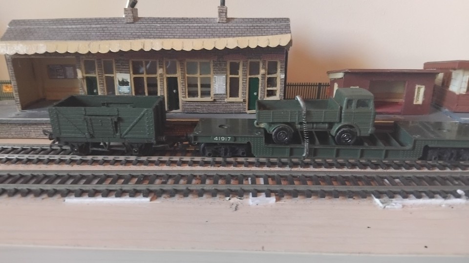 OO gauge Tri-ang WD Well wagon with Lorry Load + Drop Side Mineral ...