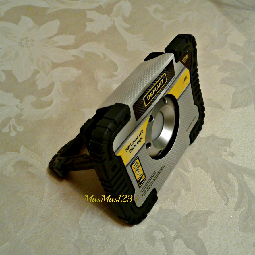 Defiant 500-Lumen Super Bright LED Work Light Unique Design Batteries ...