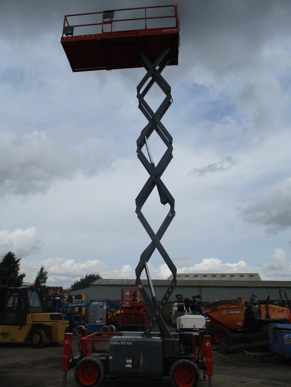 2014 Skyjack 6832 RTE Scissor Lift Access Platform cherry picker ...