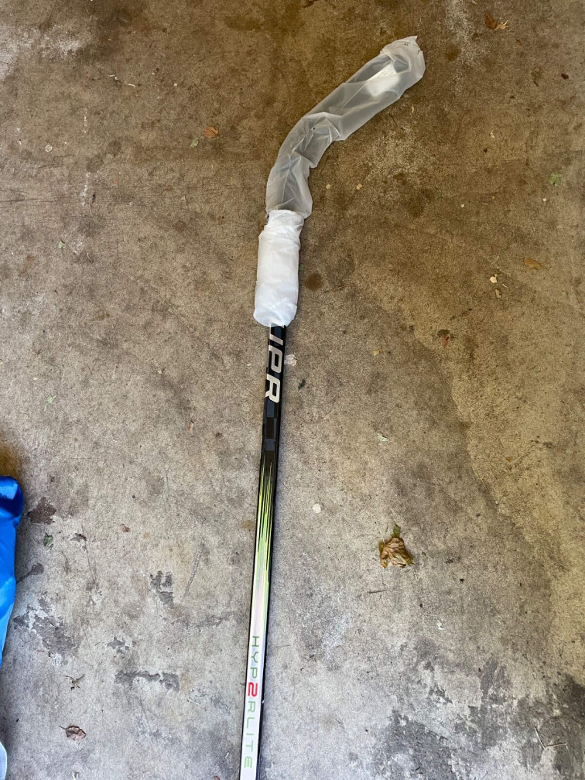 2x Bauer Vapor Hyperlite 2 P28 and P92 87 flex grip Right RH Hockey ...