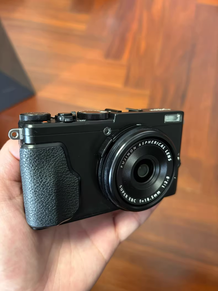 Fujifilm Finepix X70 16.3MP APS-C 4x zoom compact retro digital camera ...