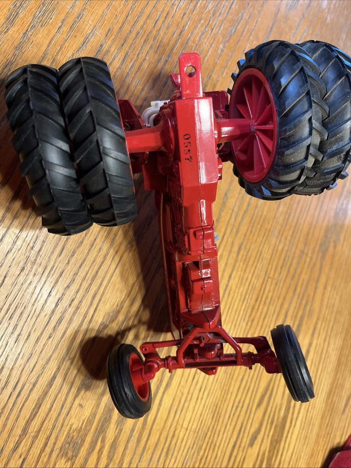 ERTL 1997 Lafayette Farm Toy Show IH Farmall 806 Tractor with Duals 1/ ...