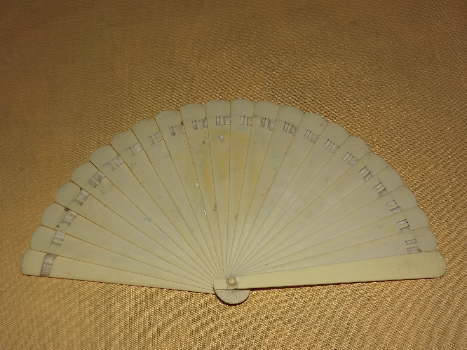 VINTAGE 5 1/4" HIGH CHILDREN BOY GIRL HAND FAN - Gem