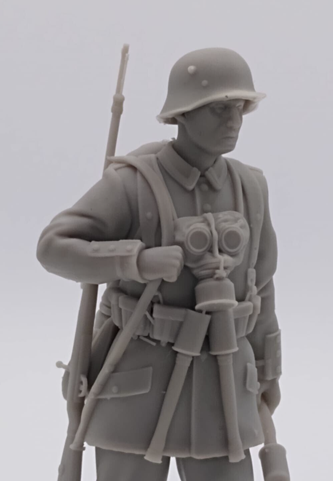 #555-1/16th SCALE-SOLID RESIN-WW1 GERMAN STORMTROOPER w. RIFLE SLUNG ...