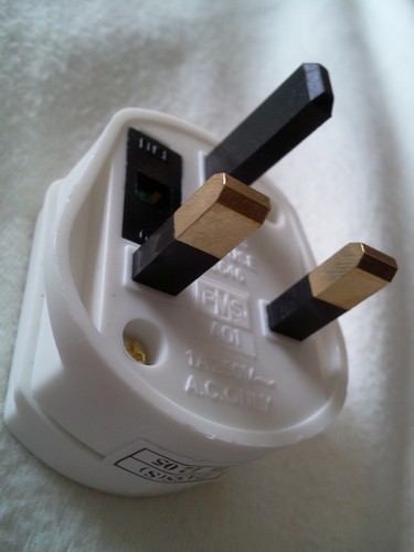 ShaniTech STA2.0052.Qty 1.WH UK Shaving Adaptor/Plug (2 Pin to 3 Pin ...