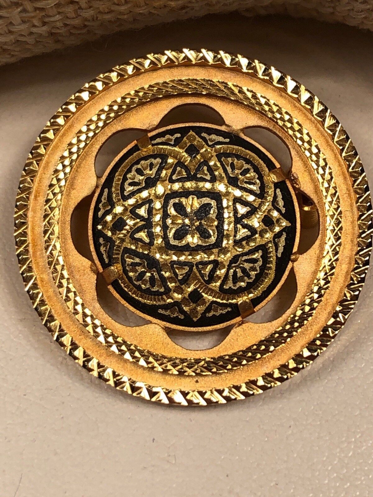 Vintage Stunning Damascene Round Pin Brooch Bright Shiny Gold Beautiful ...
