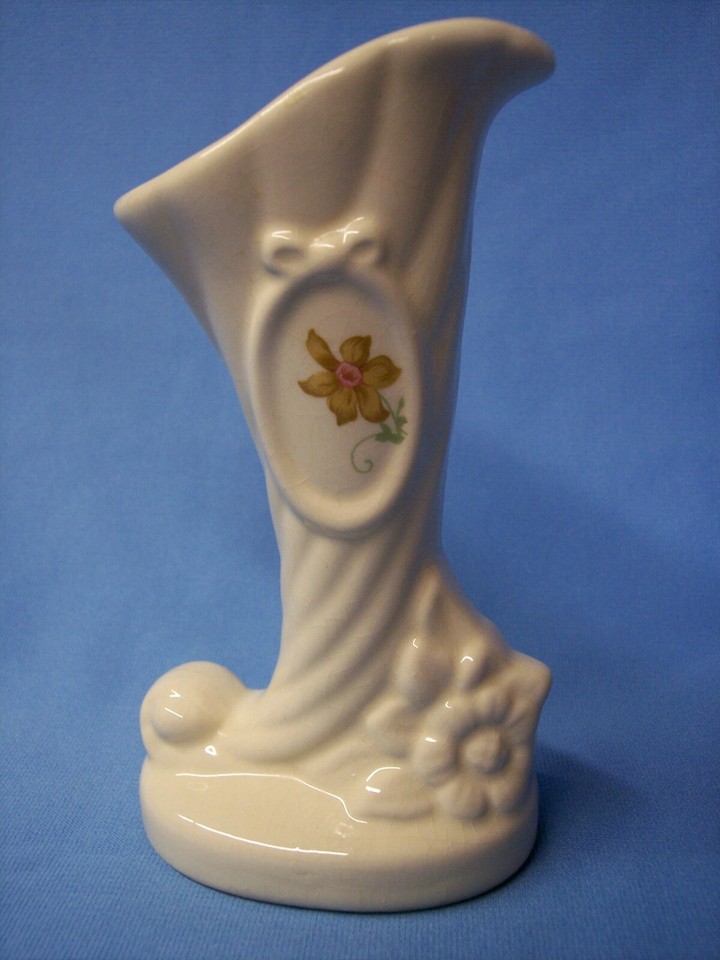 VINTAGE WHITE PORCELAIN FLOWER DESIGN CORNUCOPIA BUD VASE VASES | eBay