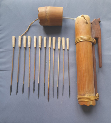 Antique Bamboo Blowpipe / Blowgun Tolor (quiver) with darts - Malaysia ...