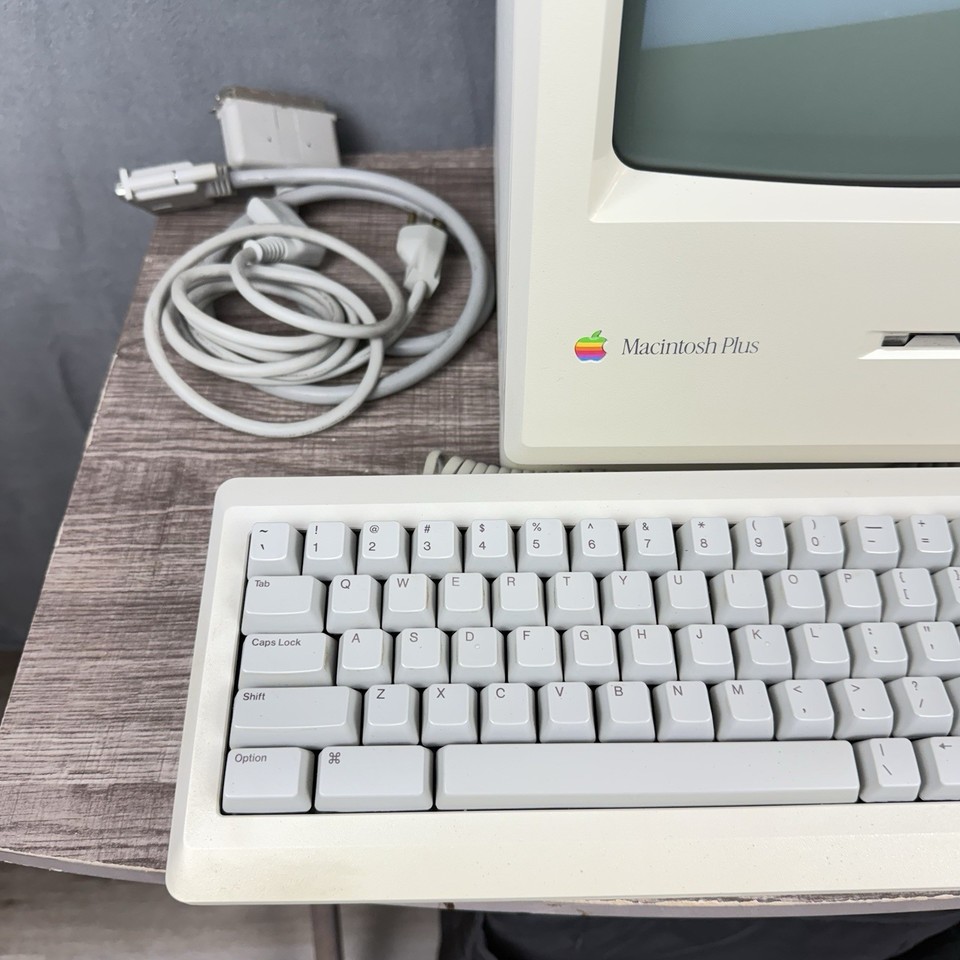 Apple Macintosh Plus 1MB M0001A w/ Keyboard Mouse Cords Case Powers On ...
