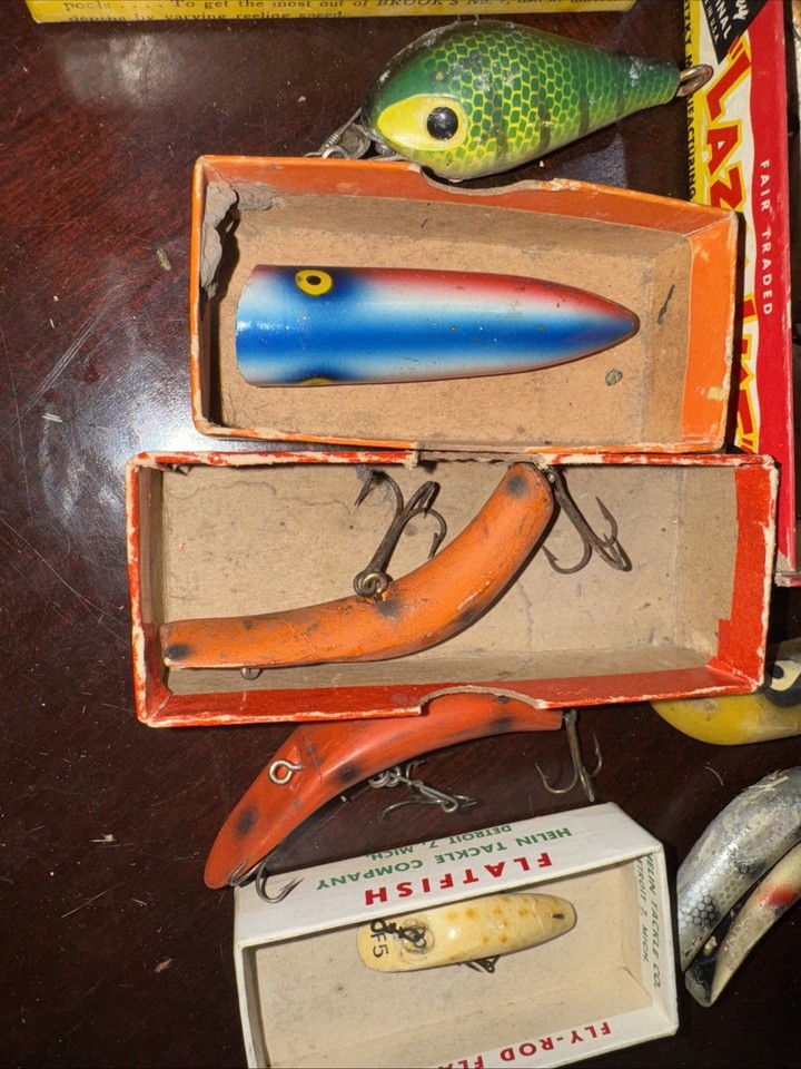 A Lot Of 12 Different Fishing Lures Old Collectible, Lures Some With ...