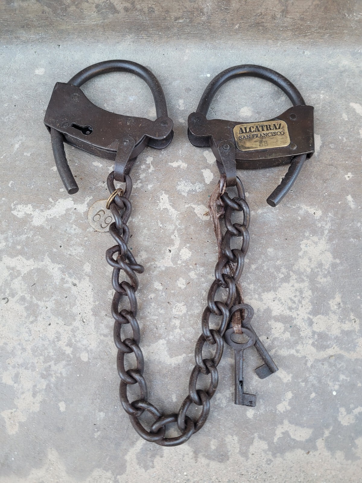 Alcatraz Prison Iron Handcuffs Adjustable Cuffs with Chain & 2 Skeleton ...