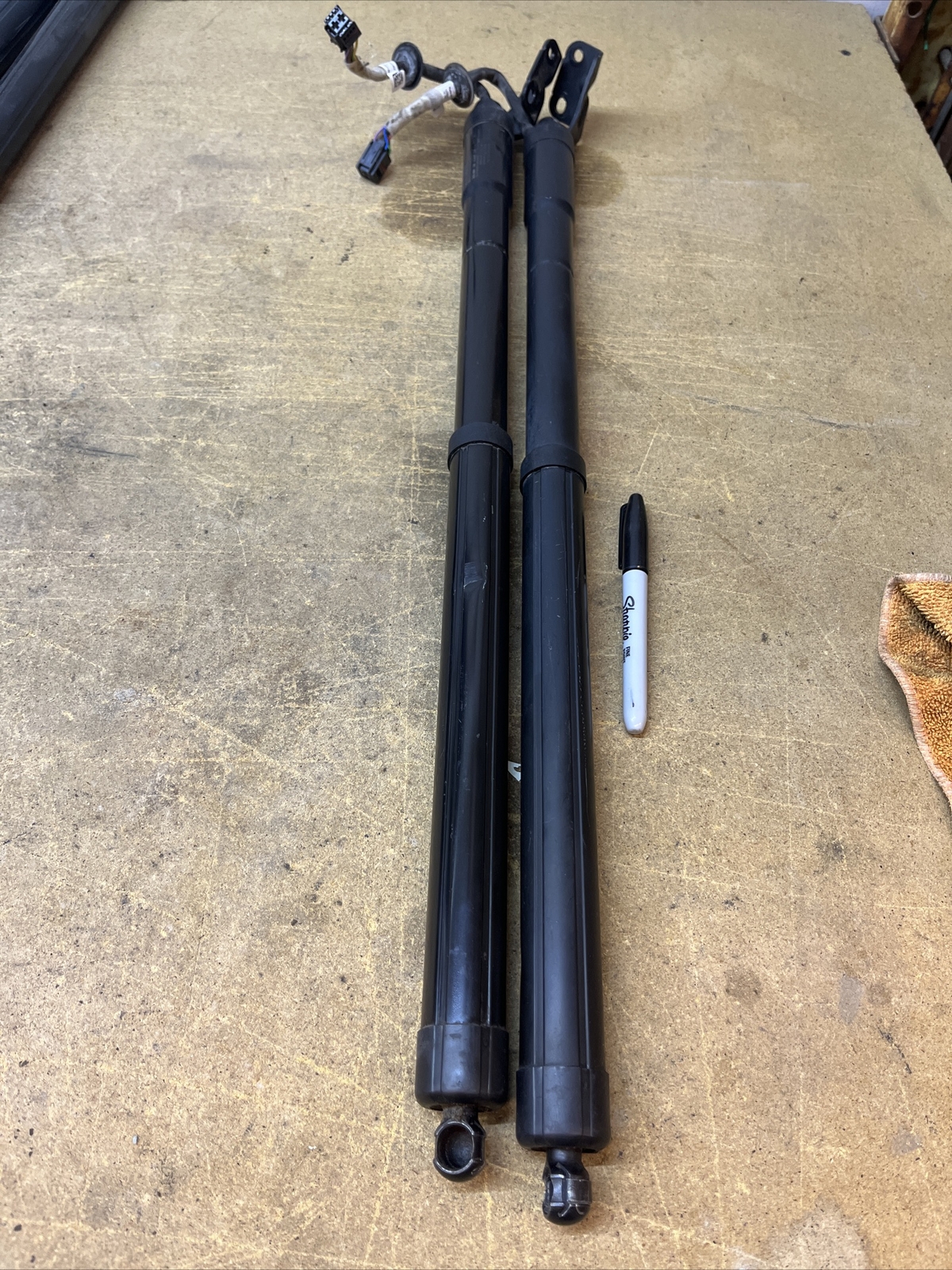 2Pcs Power Hatch Lift Support Rear Left Right For Infiniti FX50 QX70 ...