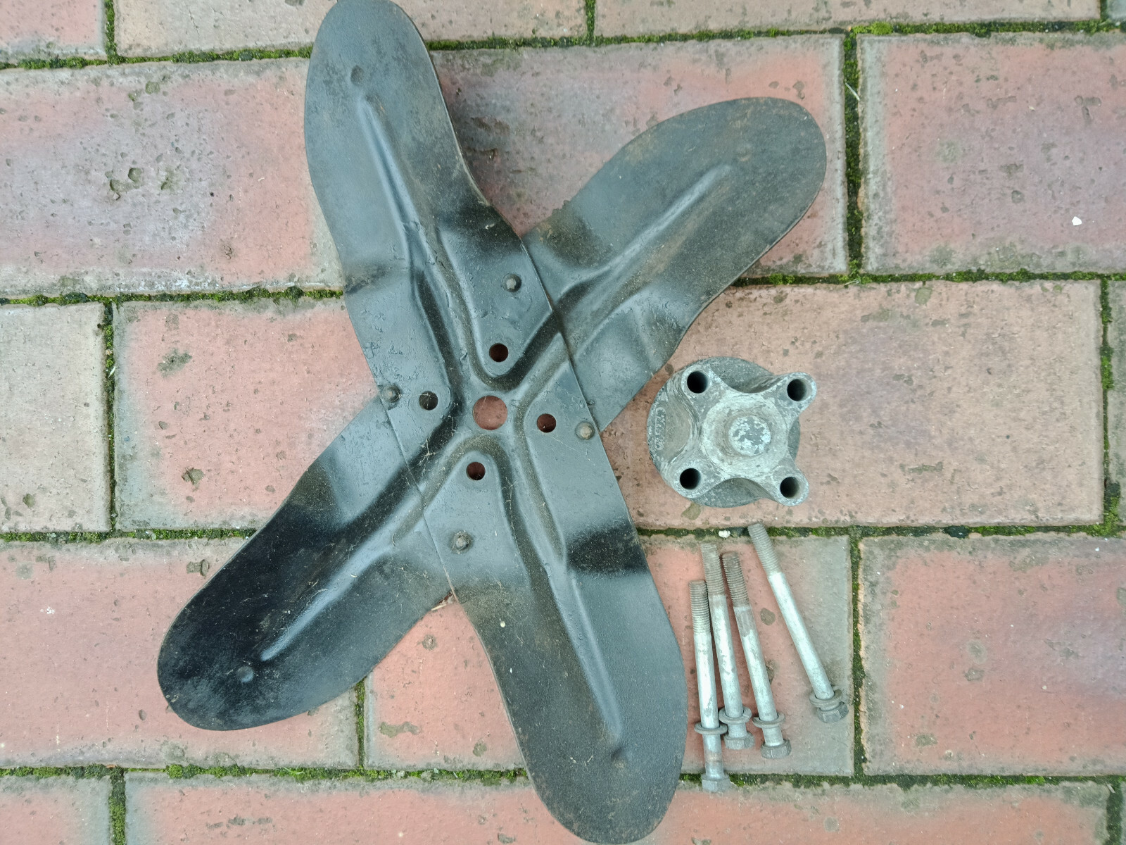 HOLDEN hr hg hQ hj hx hz fan radiator and spacer 65 mm and bolts 6 cyl ...