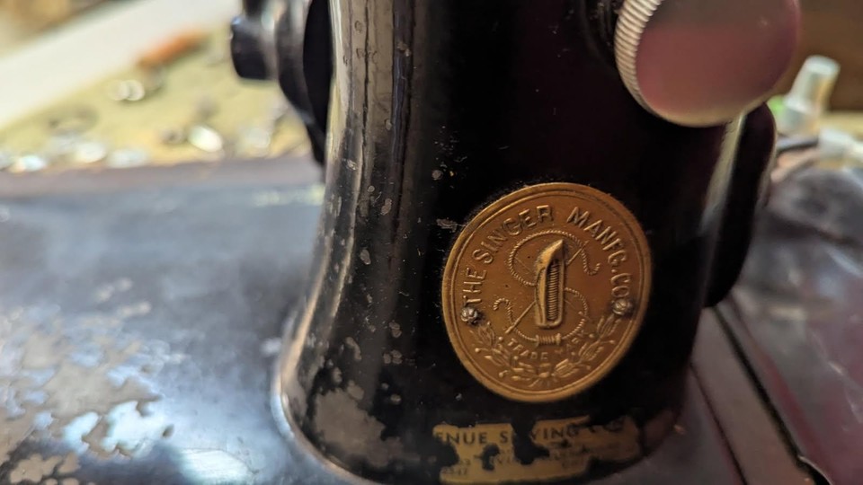 Vintage Singer Sewing Machine W/Case & Foot Pedal Y711486 | eBay