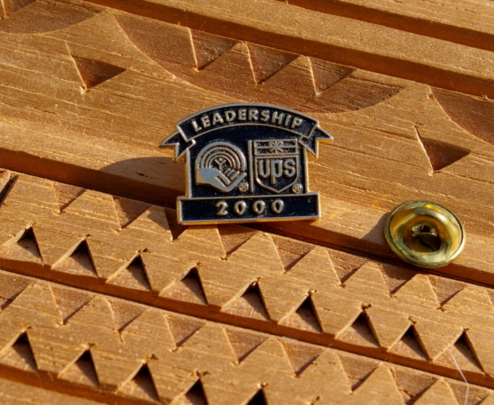 2000 UPS Leadership 1" Gold Tone Metal & Enamel Employee Lapel Pin ...