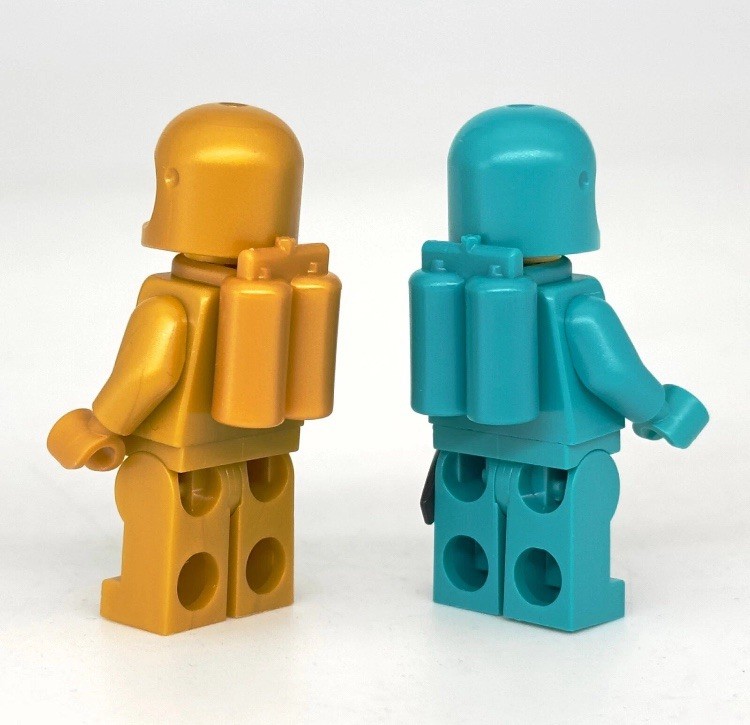 LEGO Gold & Teal Classic Spaceman Minifigure Vending Machine 21358 ...