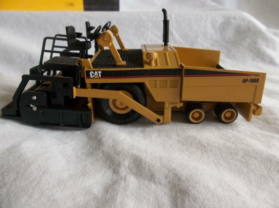 NIB NZG 388.1 Caterpillar AP-1000 Asphalt Paver 1:50 Scale New in Box ...