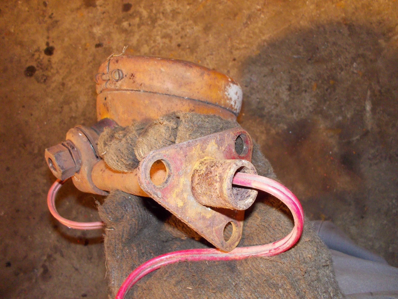 International 300 350 Utility tractor rear fender mount bracket & IHC ...