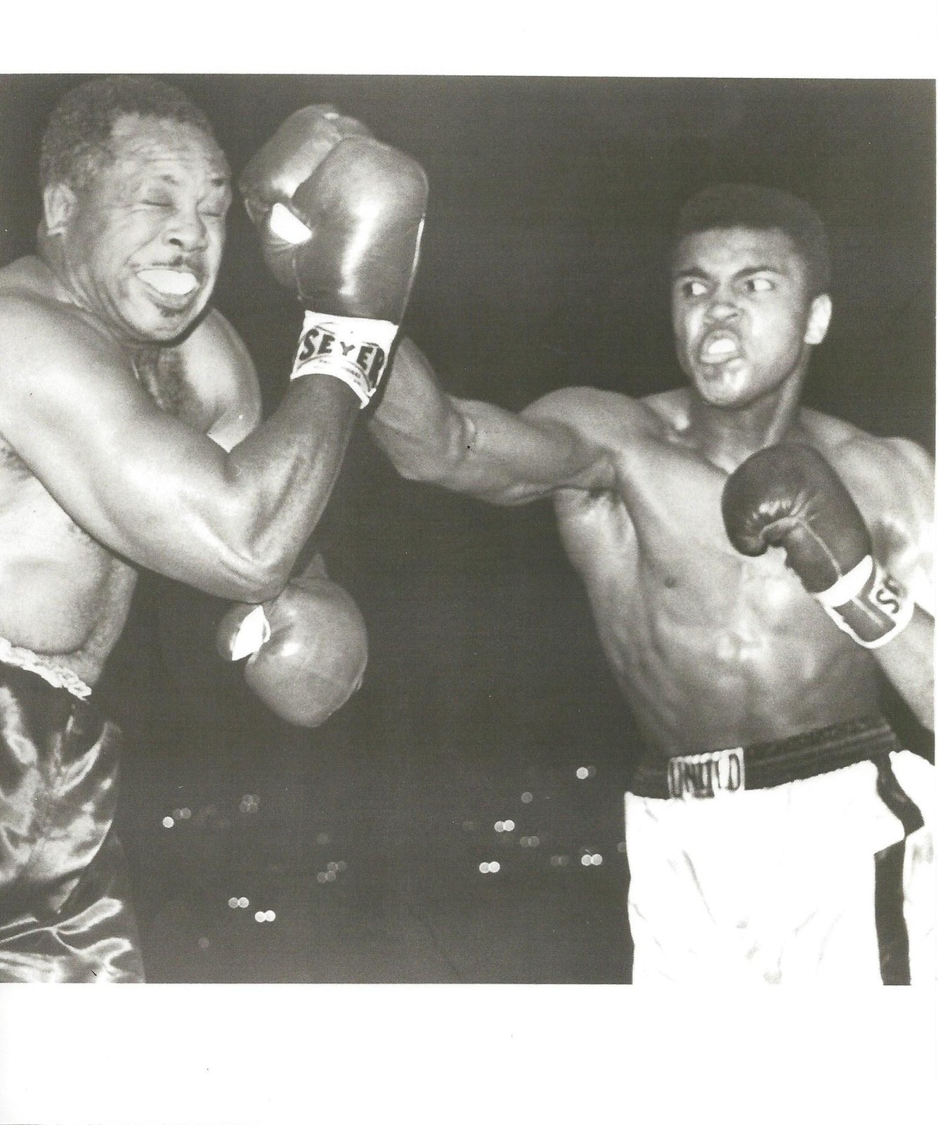 MUHAMMAD ALI vs ARCHIE MOORE 8X10 PHOTO BOXING PICTURE B/W WIDE BORDER ...