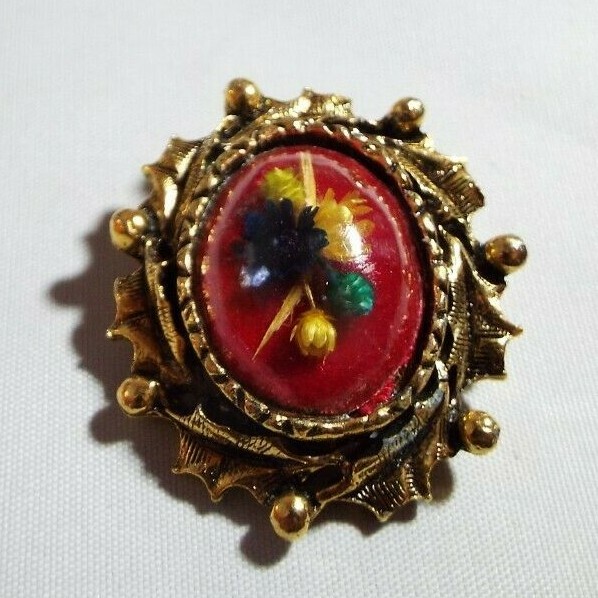 VINTAGE DRIED FLOWERS, RESIN BROOCH. OVAL CONVEX GOLD TONE PIN. LEAVES ...