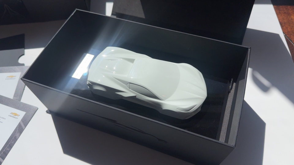 CORVETTE STINGRAY 2023 C8 OEM Speed Shape Model Owner's Gift - White ...