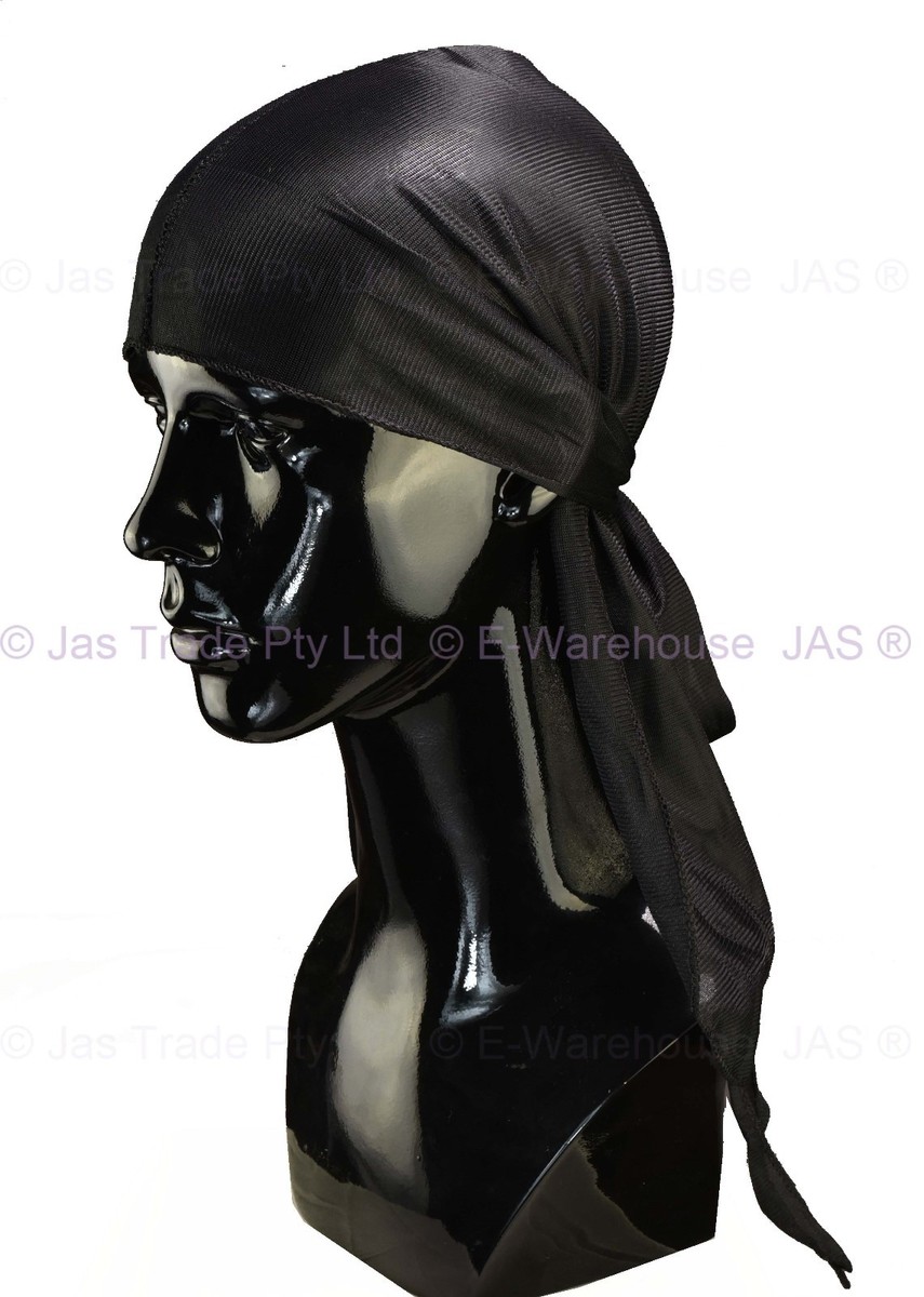 Gangstere Med Bandanas Schwarzes Bandenmitglied überprüft Seine