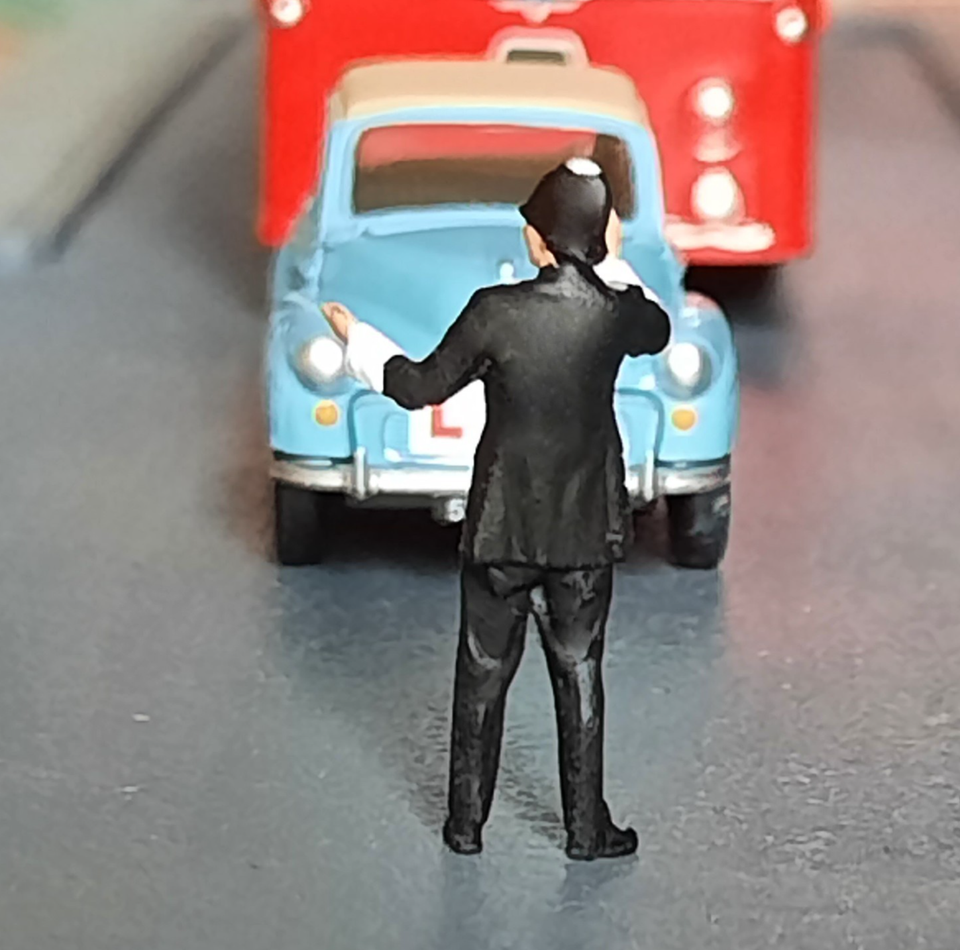 OO GAUGE TRAFFIC POLICEMAN FIGURE HAND PAINTED PERIOD POLICE COPPER ERA ...