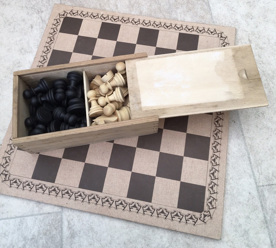 A COMPLETE VINTAGE BOXWOOD CHESS SET WITH ORIGINAL BOX + WOODEN CHESS ...