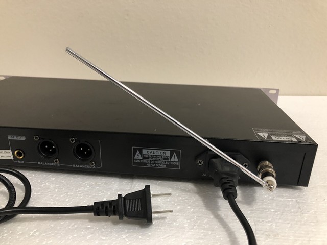 SHURE U-930 Dual Channel Professional Wireless Microphone System 2 Mics ...