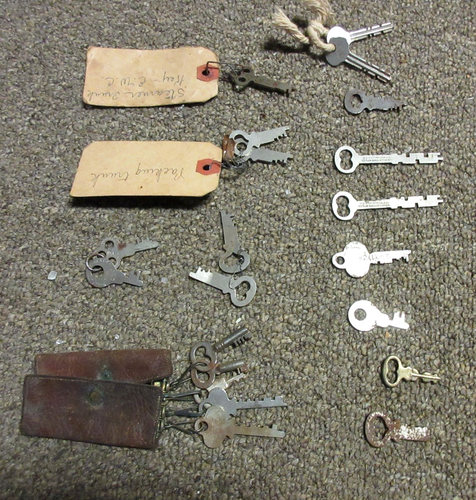 24 ANTIQUE MISC. STEAMER TRUNK KEYS PLUS OTHER OLD KEYS AT A LOW PRICE ...