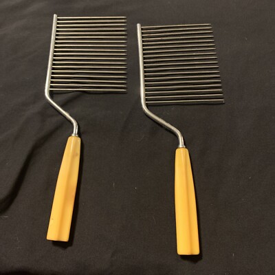 Yellow Bakelite Cake Slice Cutter | eBay