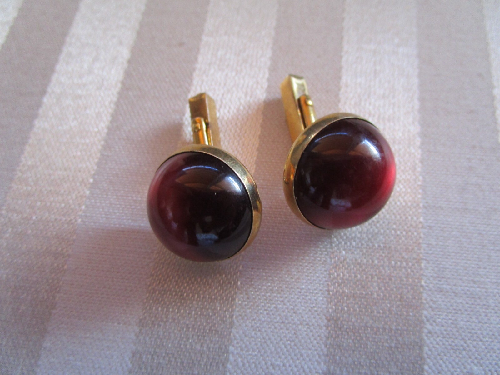 ANTIQUE SWANK BLOOD RED DOME GOLD TONE CLUFFLINKS - Gem